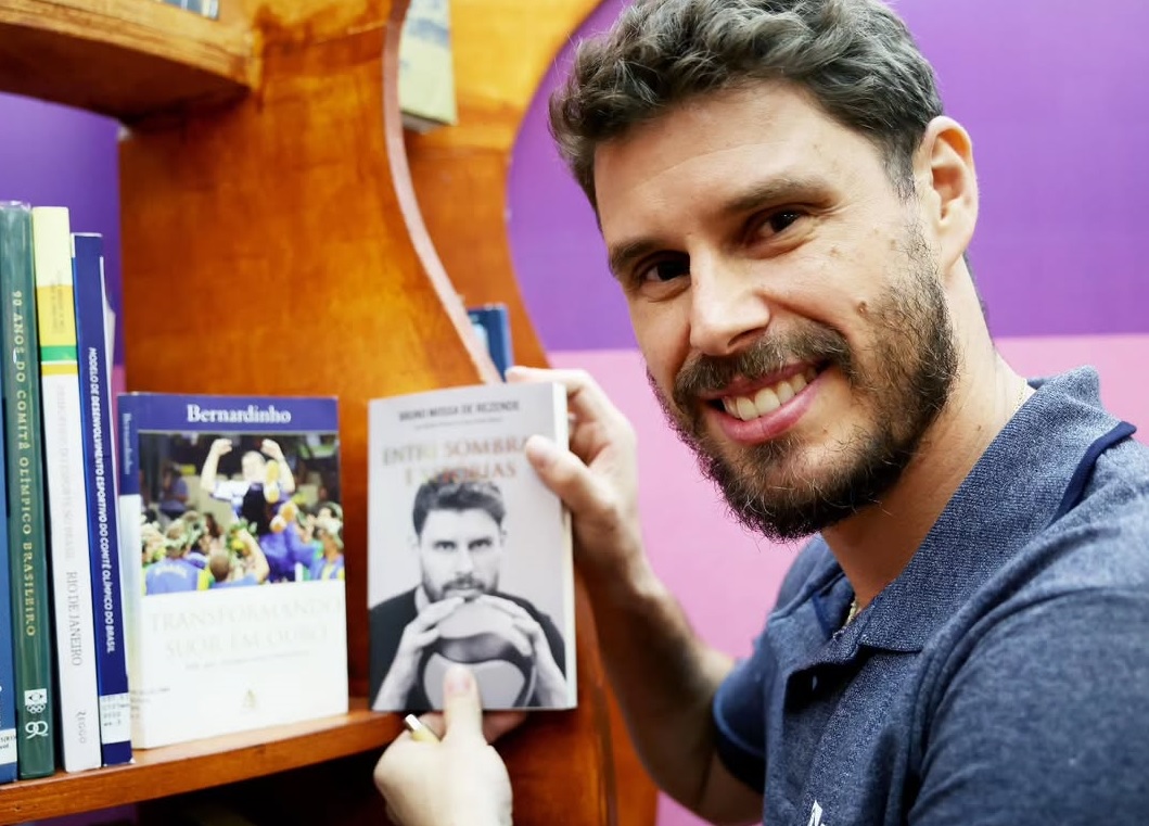 Bruninho autografa biografia nos Jogos da Juventude | Santa Portal
